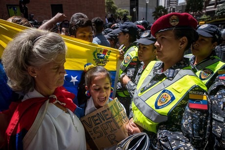 Venezuelan Police prevents healthcare workers' march to the Government ...