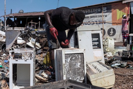 Man Ghana Dismantles Appliance Agbogbloshi Electronic Editorial Stock ...