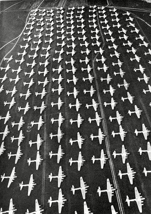 18 B 17 flying fortress bombers Stock Pictures, Editorial Images and ...