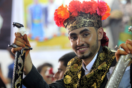 Yemeni Groom Wearing Traditional Attire Carrying Editorial Stock Photo ...