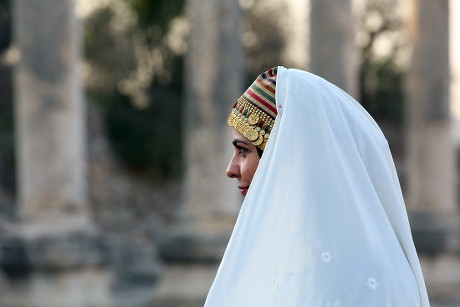 Palestinian Woman Presents Her Traditional Palestinian Editorial Stock ...