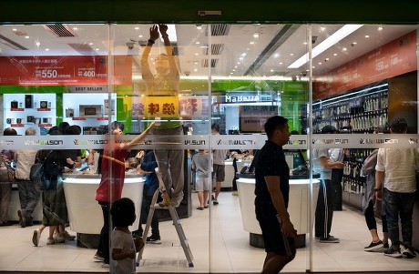 Worker Electronic Store Wilson Taping Store Editorial Stock Photo ...