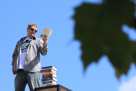 __COUNT__ Graham Fudger on the Fourth Plinth reading extracts from the ...