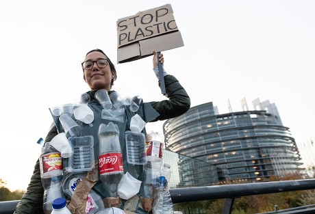 __COUNT__ imágenes de Protest against plastic waste at European ...