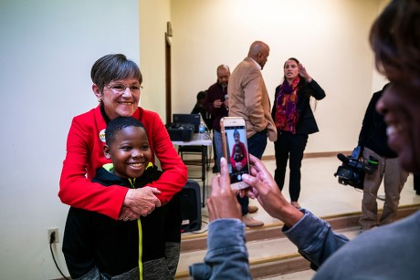 __COUNT__ imágenes de Sharice Davids and Laura Kelly campaign in Kansas ...