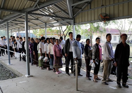 Cambodian Villagers Line Entrance Extraordinary Chambers Editorial ...