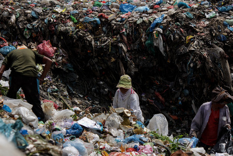 Scavengers Seen Collecting Plastic Waste Final Editorial Stock Photo ...