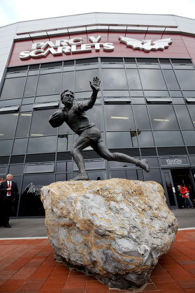 Unveiling of statue of rugby legend Ray Gravell at Parc y Scarlets ...
