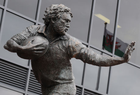 Unveiling of statue of rugby legend Ray Gravell at Parc y Scarlets ...