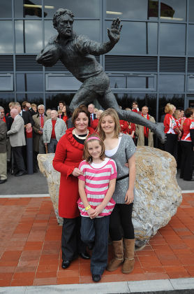 Unveiling of statue of rugby legend Ray Gravell at Parc y Scarlets ...