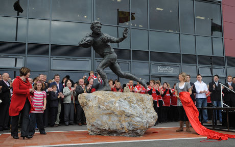 Unveiling of statue of rugby legend Ray Gravell at Parc y Scarlets ...