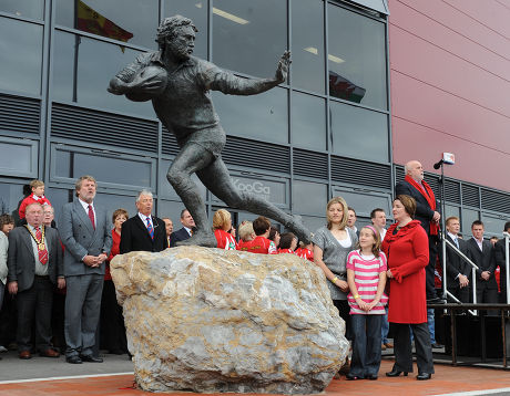 Unveiling of statue of rugby legend Ray Gravell at Parc y Scarlets ...