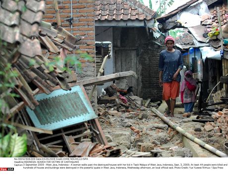 imágenes de Deadly earthquake hits west Java, Indonesia - 03 Sep 2009 ...