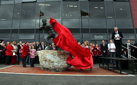 imágenes de Unveiling of statue of rugby legend Ray Gravell at Parc y ...