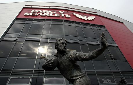 Unveiling of statue of rugby legend Ray Gravell at Parc y Scarlets ...