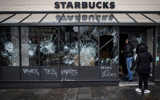 People Look Smashed Windows Starbucks Day - Foto de stock de contenido ...