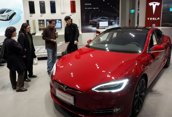 People Look Tesla Model S Electric - Foto de stock de contenido ...