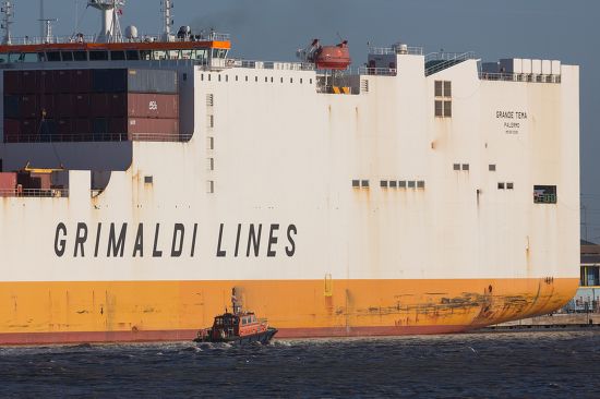 Grimaldi Lines Cargo Ship Grande Tema - Foto de stock de contenido ...