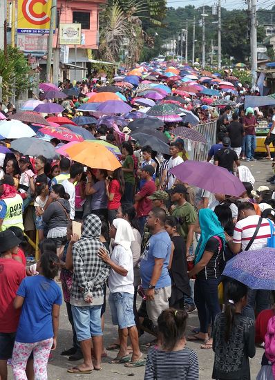 Crowd Filipino Villagers Queue During Gift Editorial Stock Photo ...