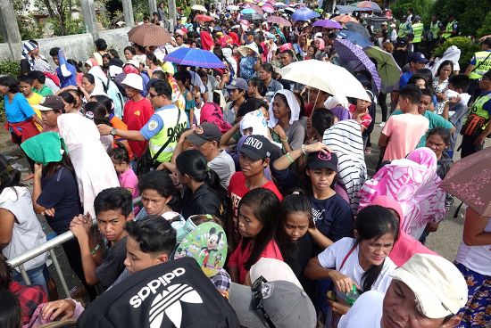 Crowd Filipino Villagers Queue During Gift Editorial Stock Photo ...