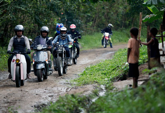 Filipino Children View Motorcycle Riders Wearing - Foto de stock de ...