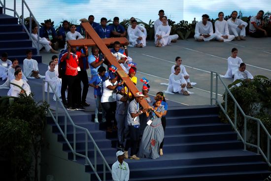 Young People Carry Huge Cross During Editorial Stock Photo - Stock ...
