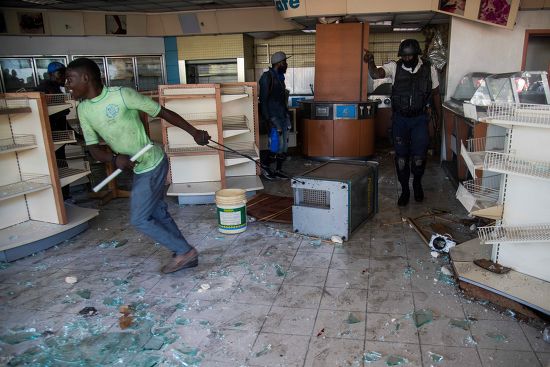 Members Police Try Stop Looting Store Editorial Stock Photo - Stock ...