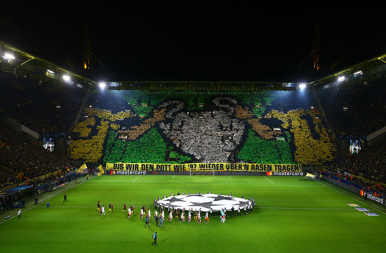 Borussia Dortmund Fans Display Mosaic Stands - Foto de stock de ...