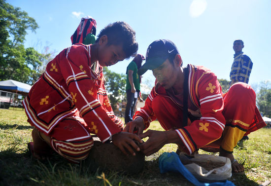 Filipinos Indigenous Manobo Tribe Compete Fire Editorial Stock Photo ...
