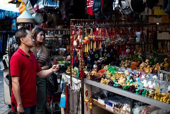 Couple Buys Trinkets Store Chinatown Los Editorial Stock Photo - Stock ...