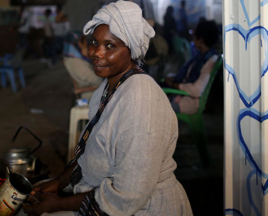 Sudanese Tea Vendor Imene Poses Photographe - Foto de stock de ...