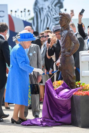 Queen Elizabeth Ii Unveiling Statue Lester Editorial Stock Photo ...