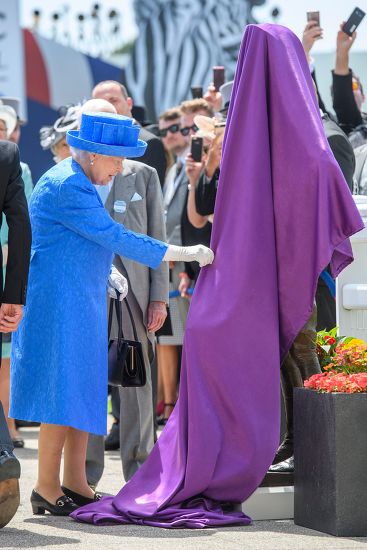 Queen Elizabeth Ii Unveiling Statue Lester Editorial Stock Photo ...
