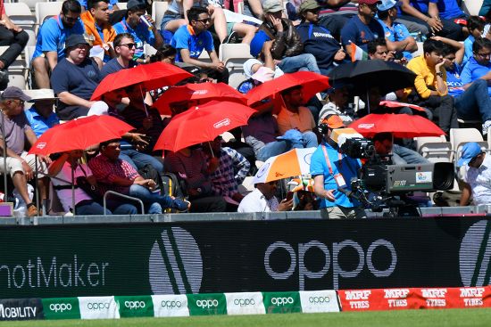 Umbrella Crowd Shade Themselves Hot Sunshine Editorial Stock Photo ...