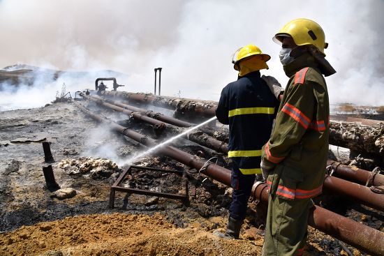 Iraqi Firefighters Try Extinguish Fire Almishraq Editorial Stock Photo ...
