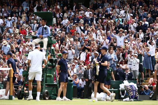 Roger Federer Crowd Celebrate During Mens Editorial Stock Photo - Stock ...