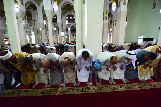 Iraqi Sunni Muslims Pray During Festival Editorial Stock Photo - Stock ...