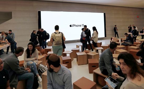 Customers Newly Refurbished Apple Store On Editorial Stock Photo ...