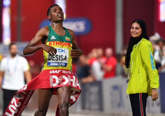 Lelisa Desisa Ethiopia Crosses Finish Line Editorial Stock Photo ...