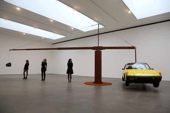 "Measured Exhibition Two Large Scale Works" - Ảnh báo chí có sẵn - Ảnh ...