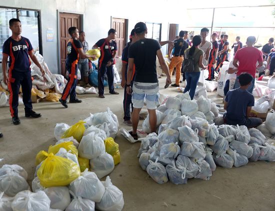 Filipino Rescuers Distribute Bags Relief Goods Editorial Stock Photo ...