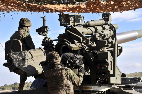 Spanish Army Soldiers Man 155mm Caliber Editorial Stock Photo - Stock ...