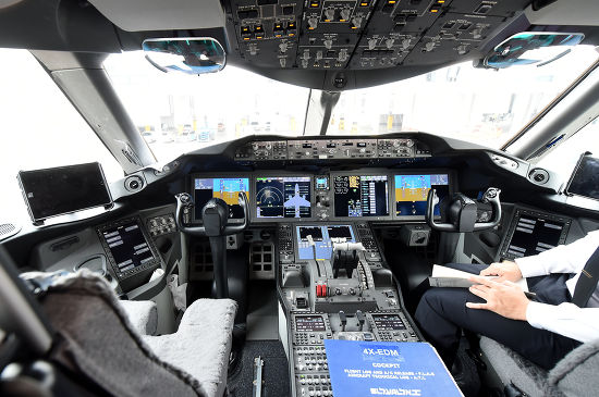Cockpit Boeing 7879 Dreamliner Passenger Aircraft Editorial Stock Photo ...