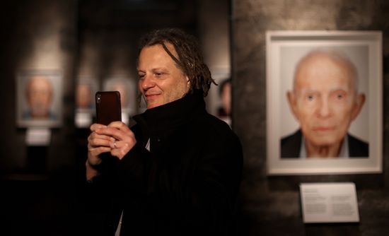 Portrait Photographer Martin Schoeller Poses During Editorial Stock ...