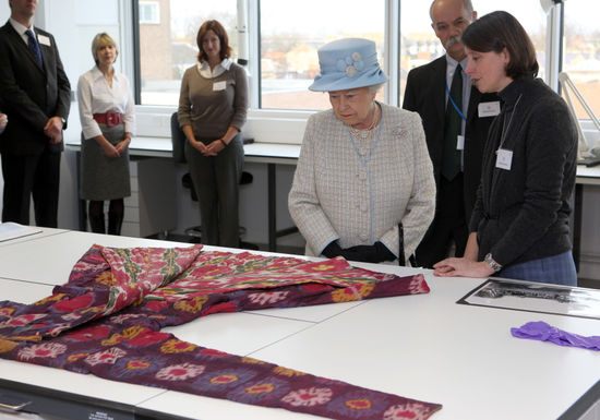 Queen Elizabeth Ii Talks Textile Conservator Editorial Stock Photo ...