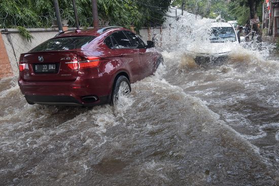 Cars Wade Through Waterlogged Area Rawajati Editorial Stock Photo ...