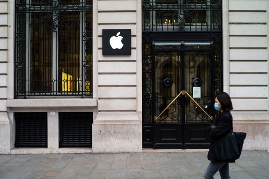 Woman Passes By Closed Apple Store Editorial Stock Photo - Stock Image ...