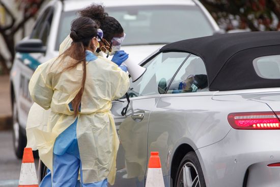 Healthcare Worker Directs Driver Drivethrough Covid19 Editorial Stock ...
