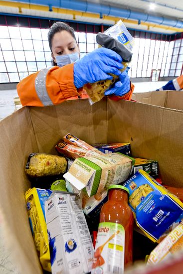 Volunteers Municipality Workers Arrange Grocery Items - Foto de stock ...
