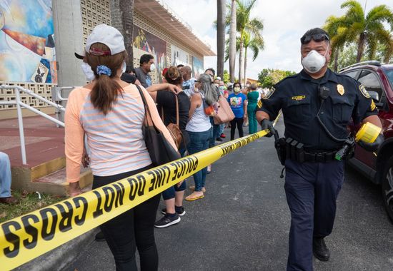 Hialeahs Police Officer Guards People Queue Editorial Stock Photo ...